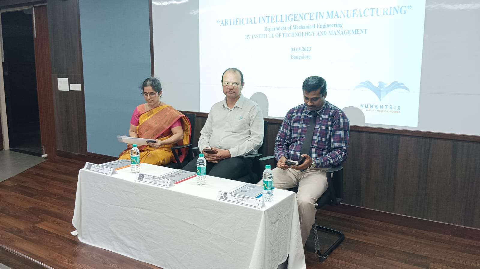 AI IN MANUFACTURING - Rvitm